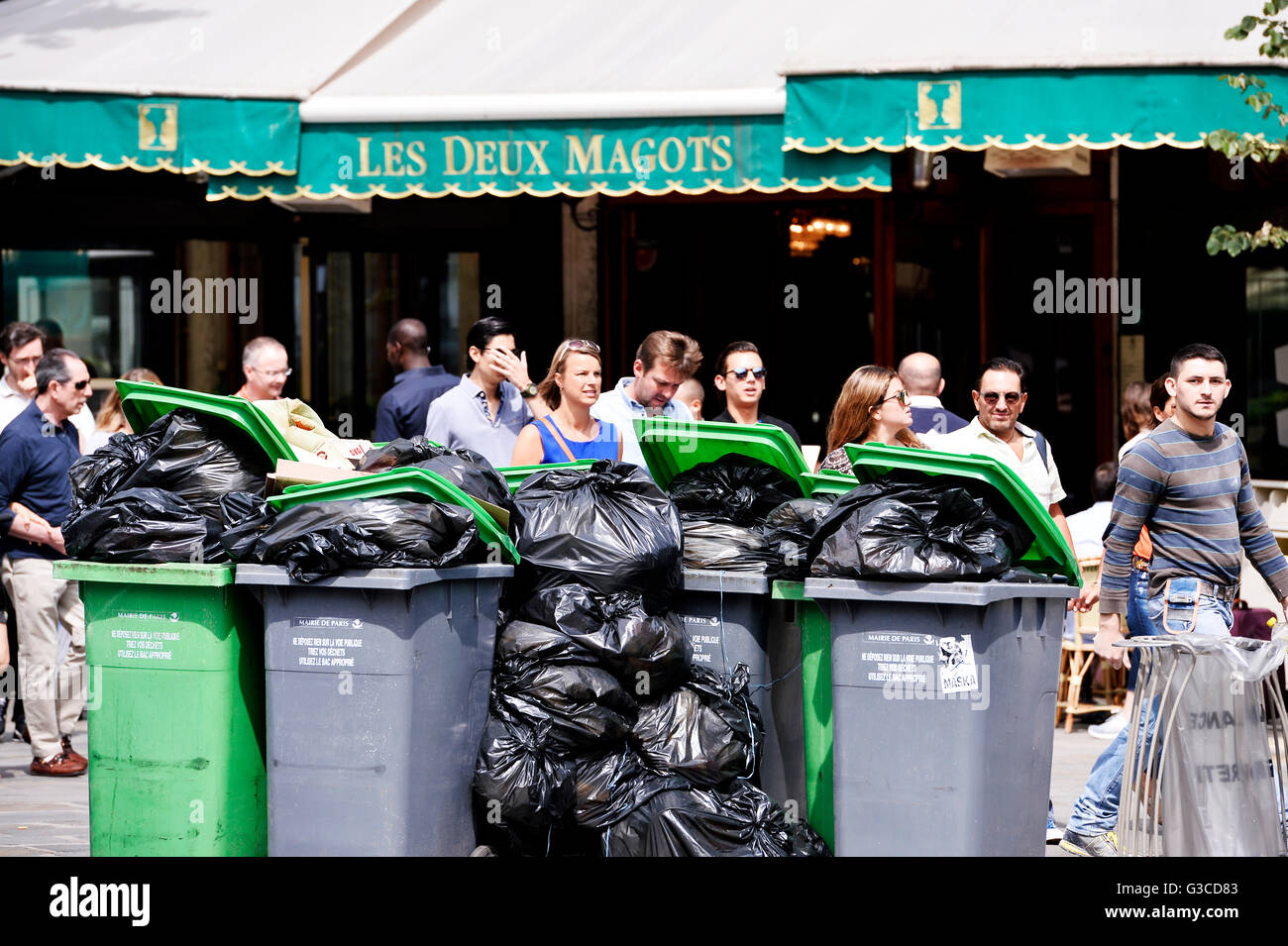 Paris garbage hi-res stock photography and images - Alamy