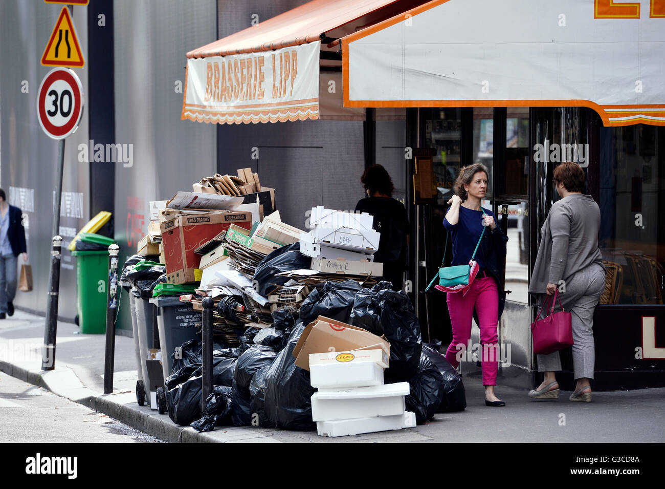 Garbage collection on strike in Paris, France Stock Photo - Alamy