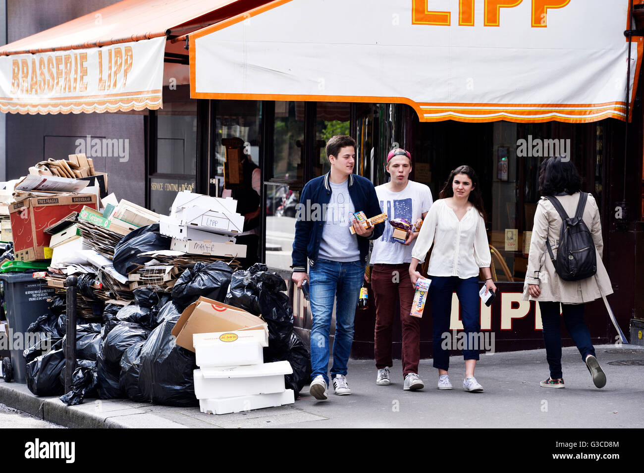 Garbage collection on strike in Paris, France Stock Photo - Alamy