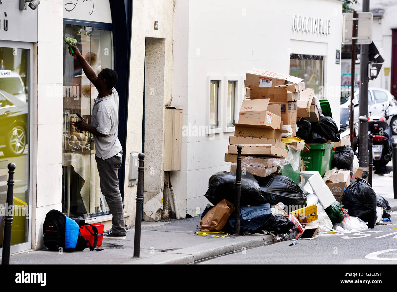 Garbage collection on strike in Paris, France Stock Photo - Alamy
