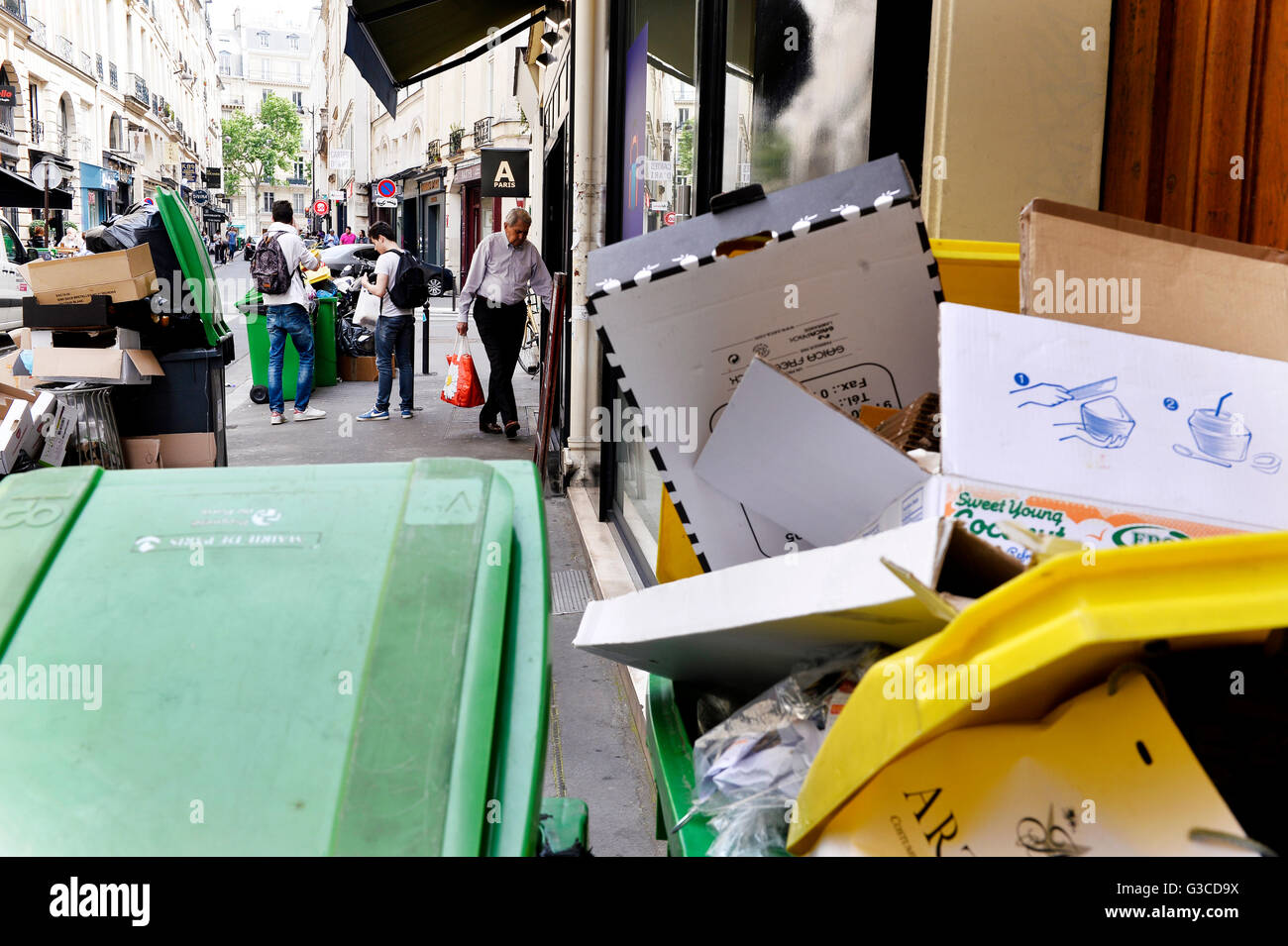 Garbage collection on strike in Paris, France Stock Photo - Alamy