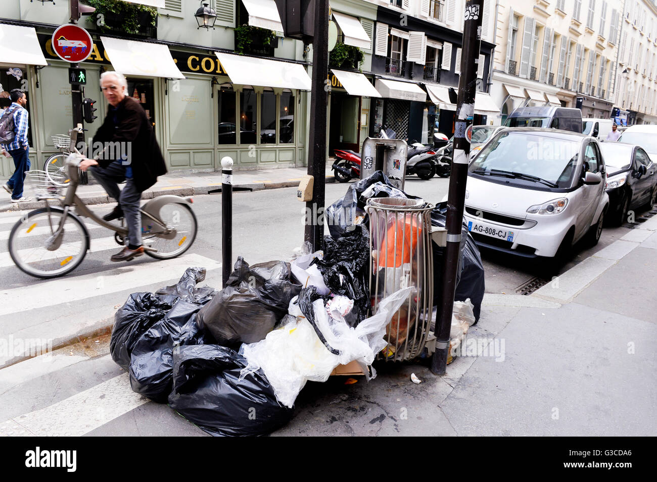 Garbage collection strike hi-res stock photography and images - Alamy