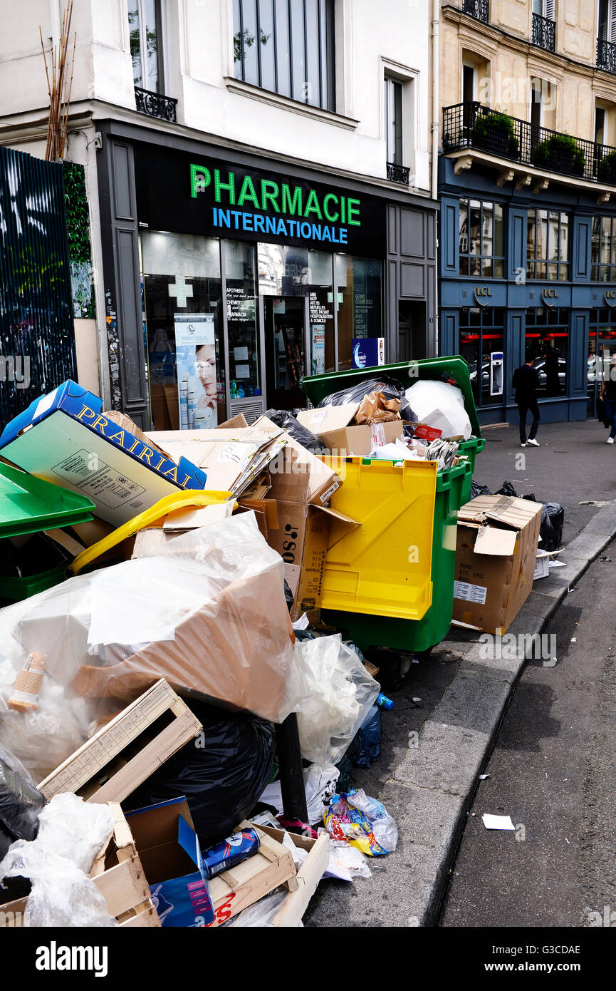 Garbage collection on strike in Paris, France Stock Photo - Alamy