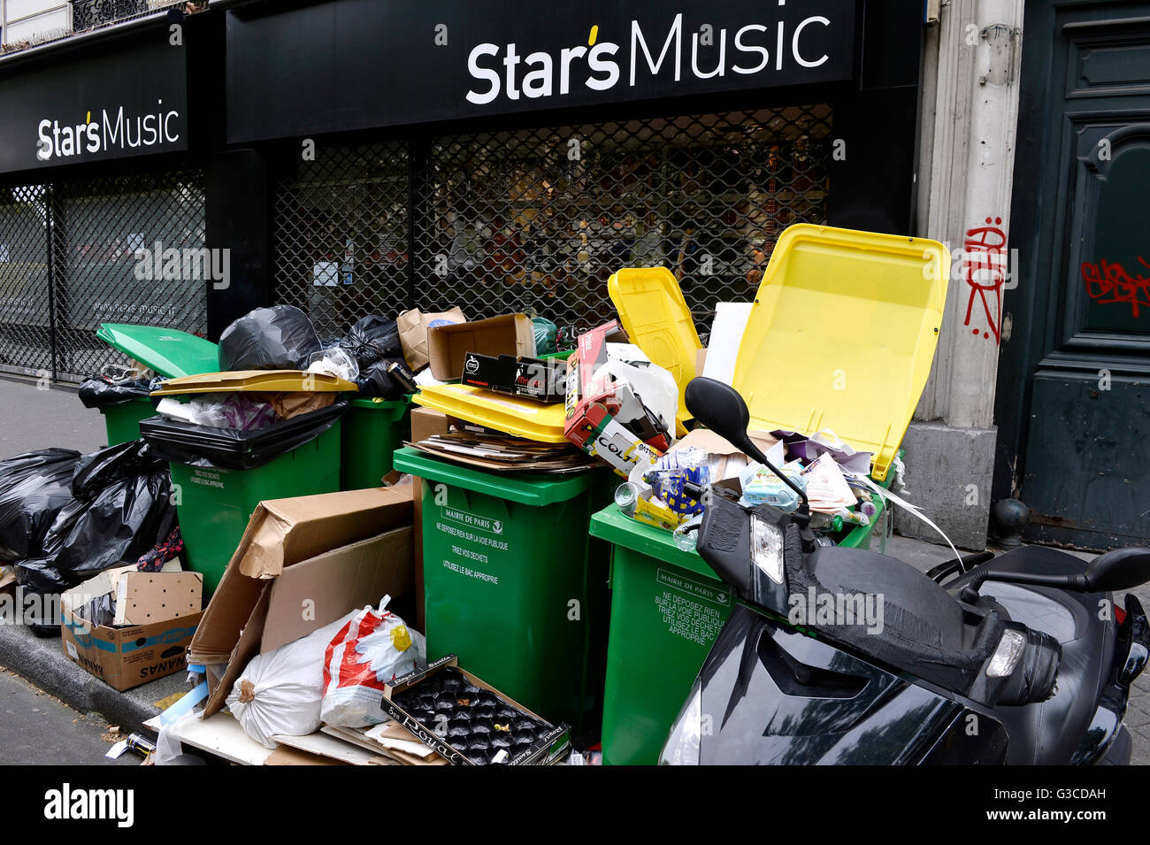 Garbage collection on strike in Paris, France Stock Photo - Alamy