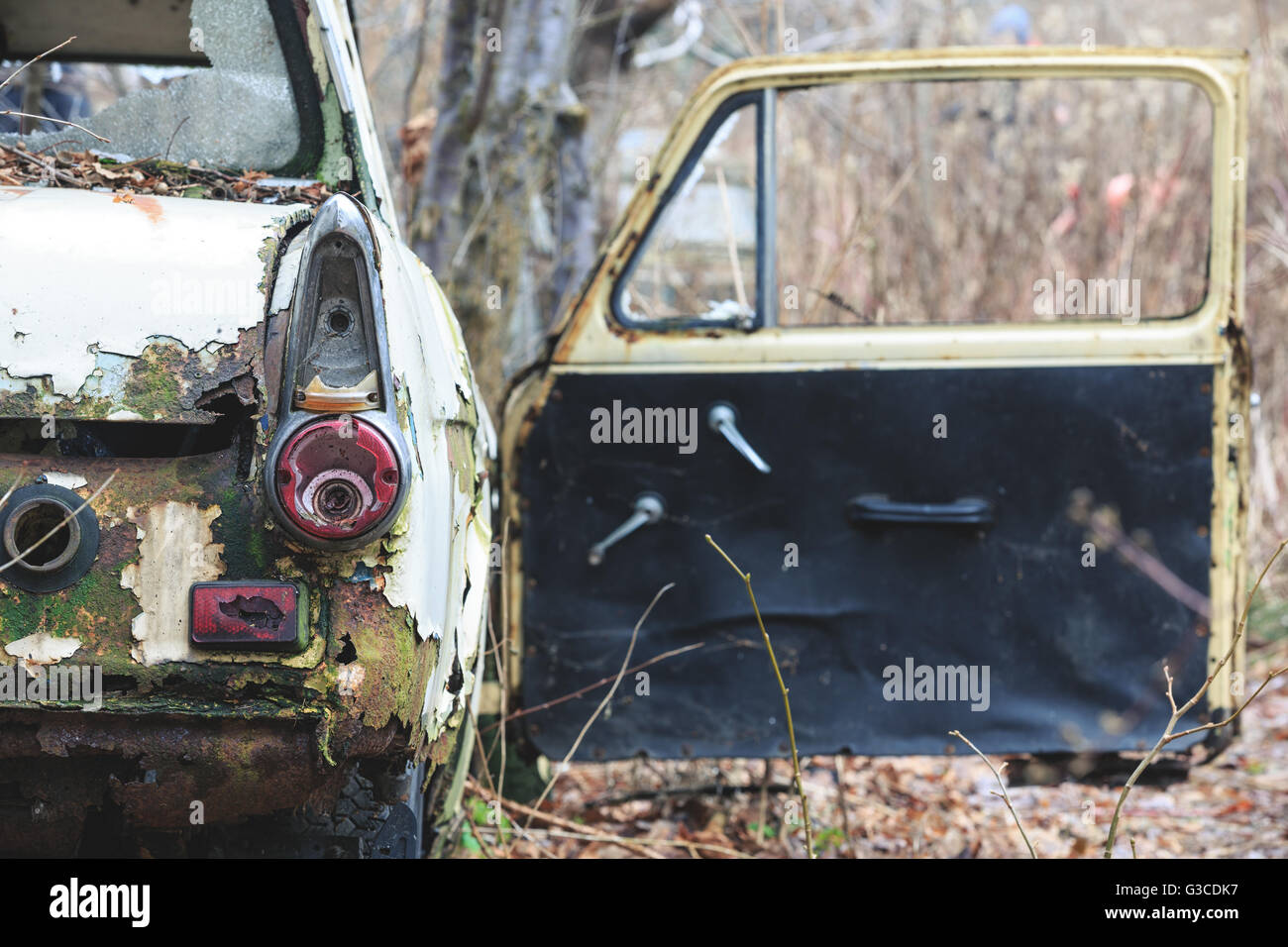 Car old abandoned wreck hi-res stock photography and images - Alamy