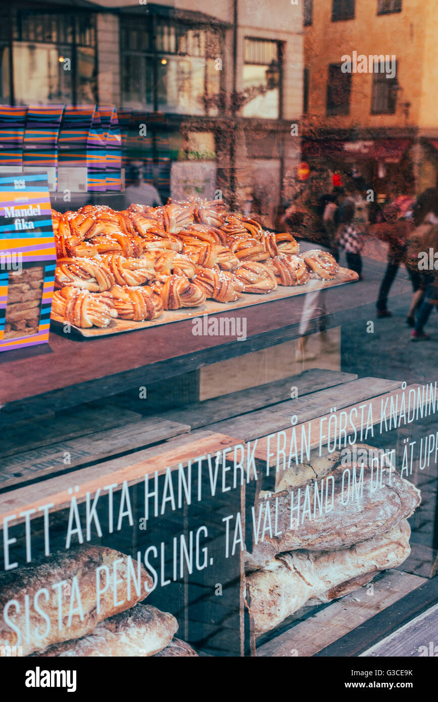 A bakery displays cinnamon buns and bread in a window in Stockholm ...