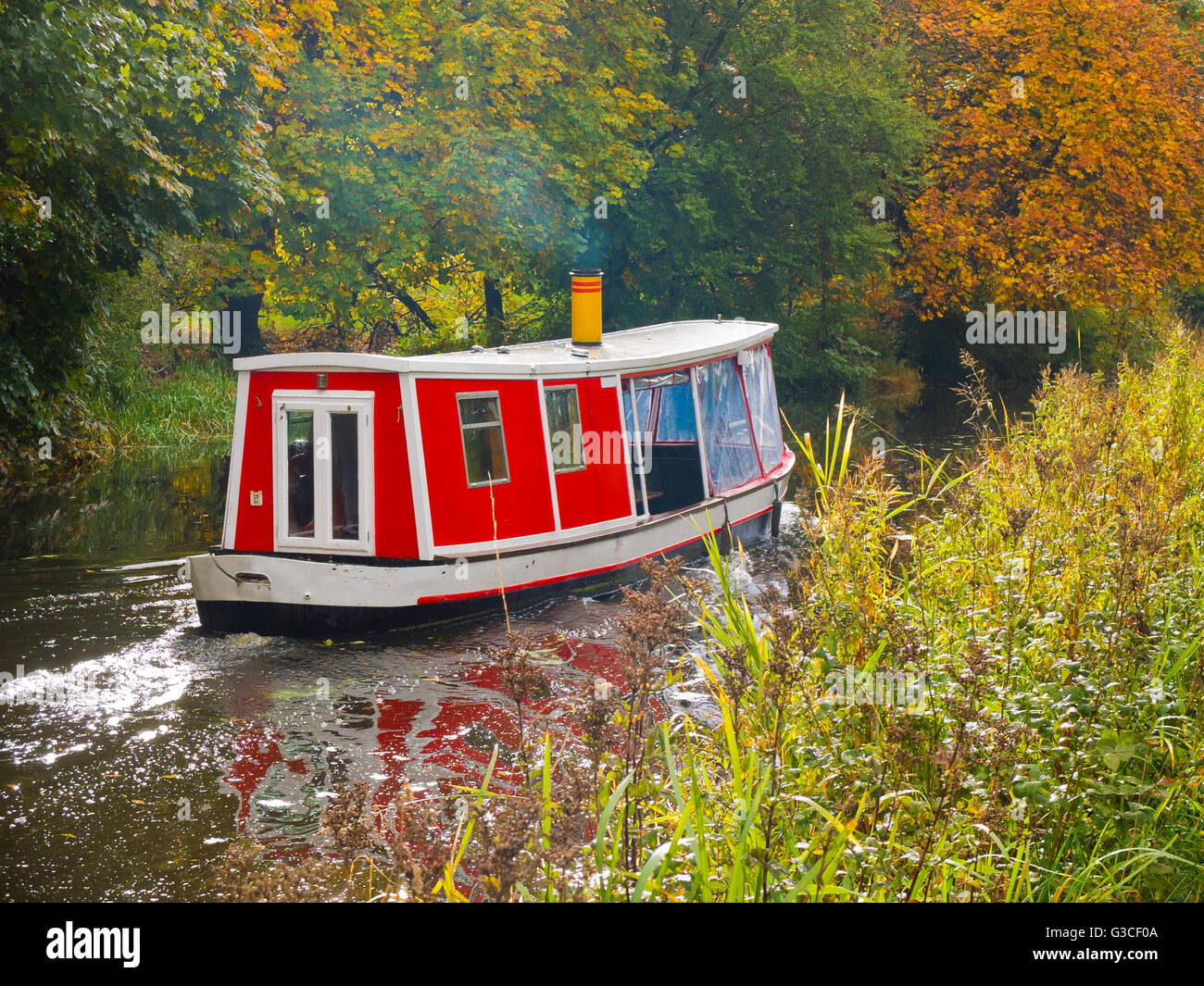 Red and green canal boat hi-res stock photography and images - Alamy