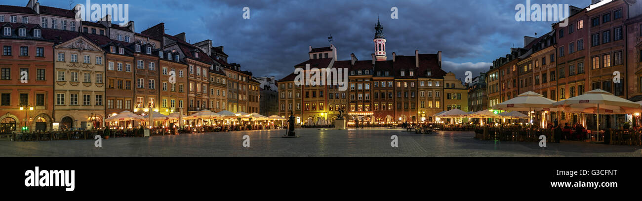 Panorama of the Old Town Square in Warsaw at night Stock Photo - Alamy