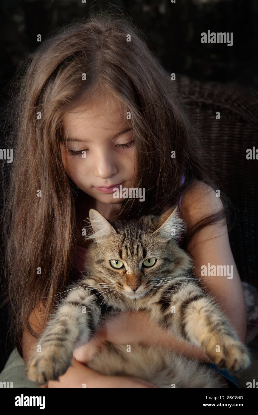 Little girl hugging her cat Stock Photo - Alamy
