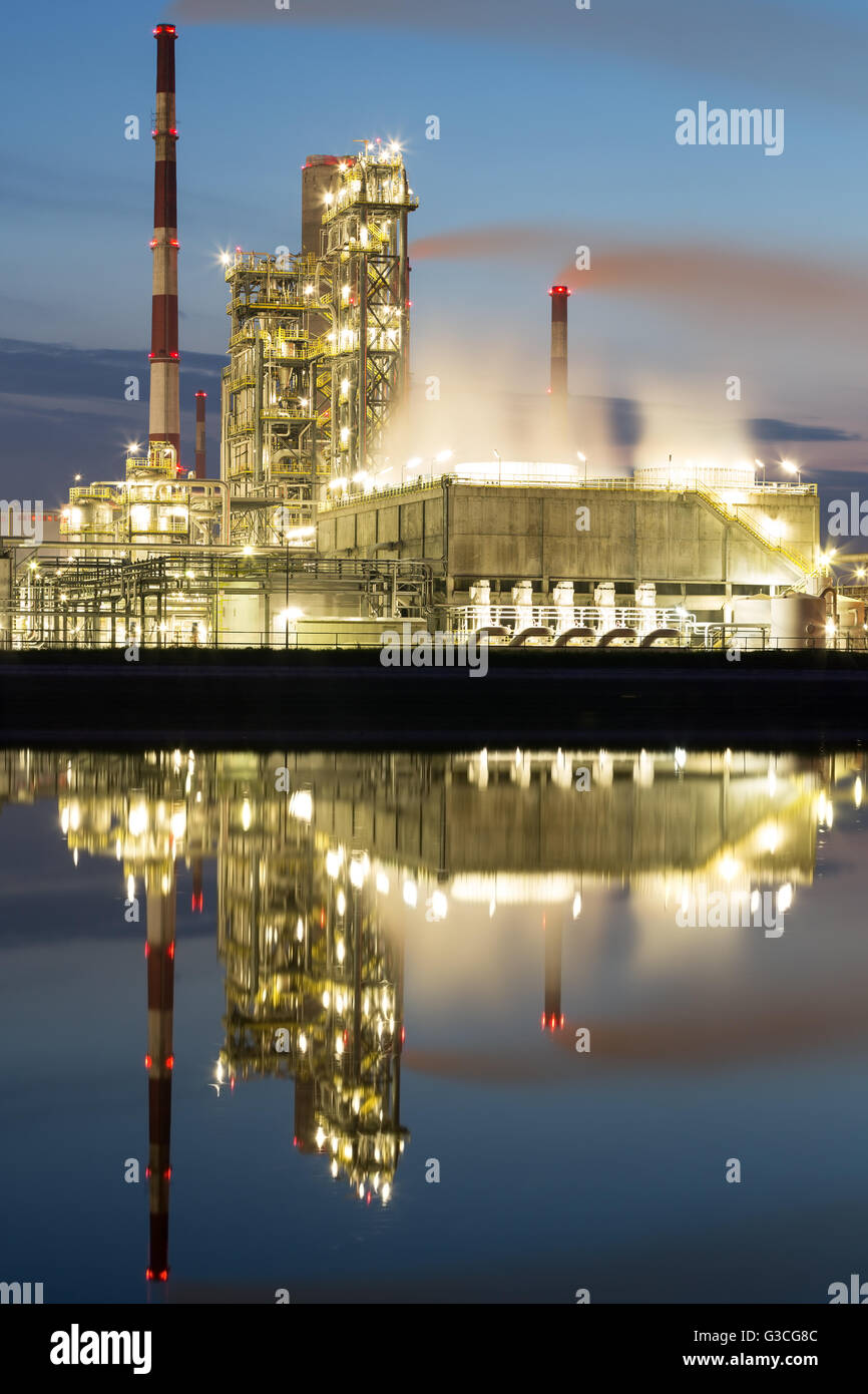 Oil refinery night hi-res stock photography and images - Alamy