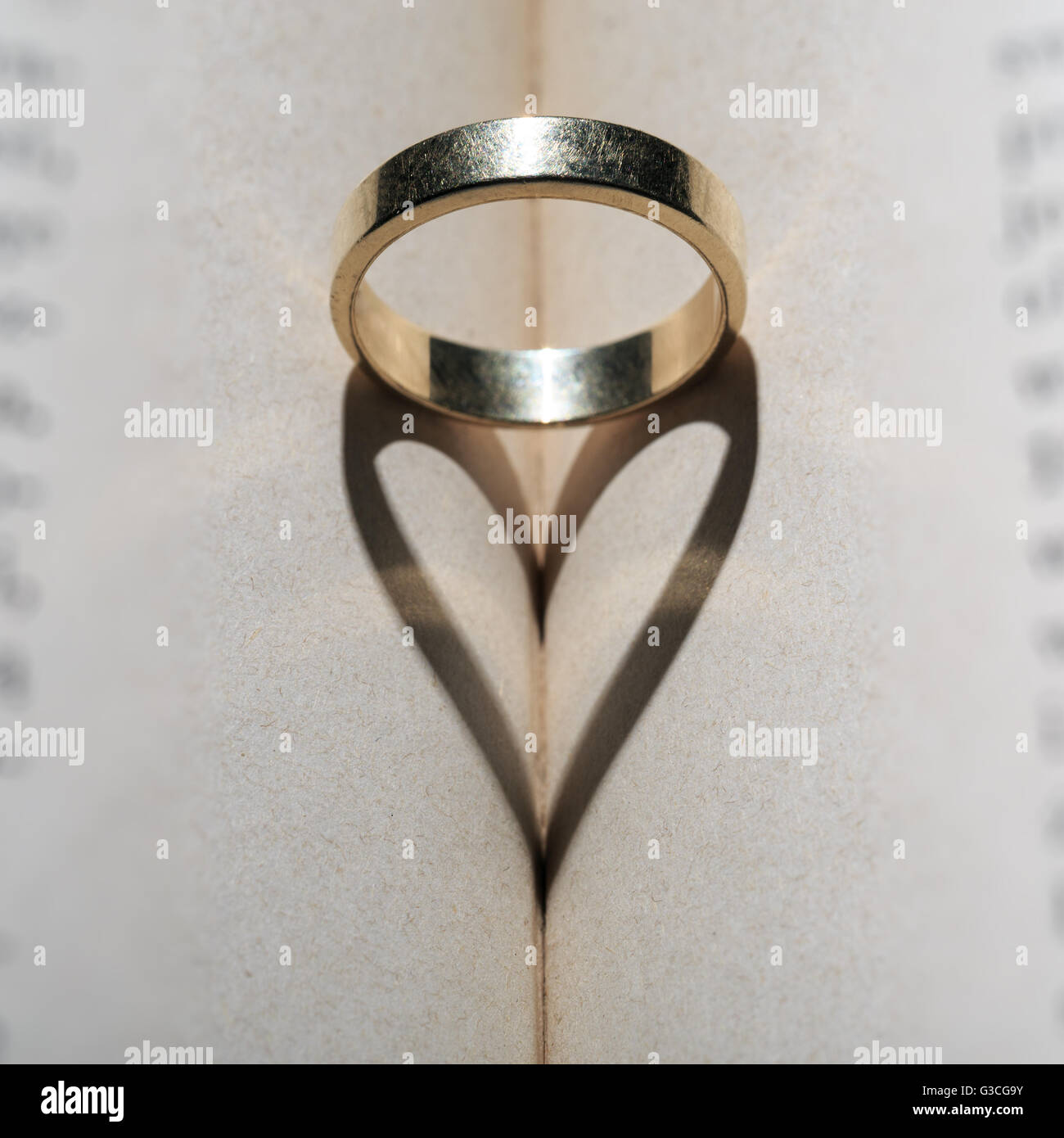 Two old gold wedding ring hi-res stock photography and images - Alamy