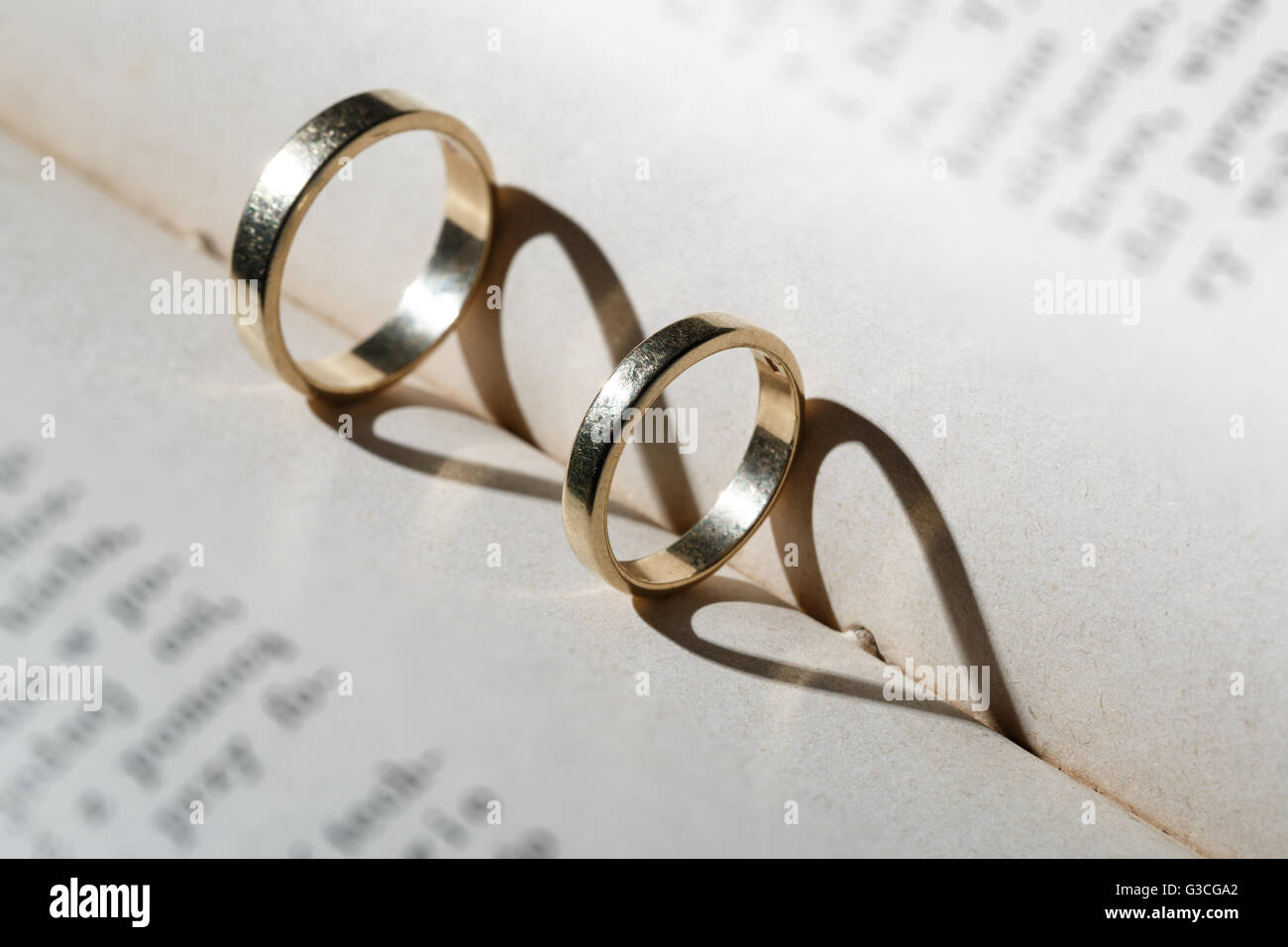 Gold wedding rings hi-res stock photography and images - Alamy