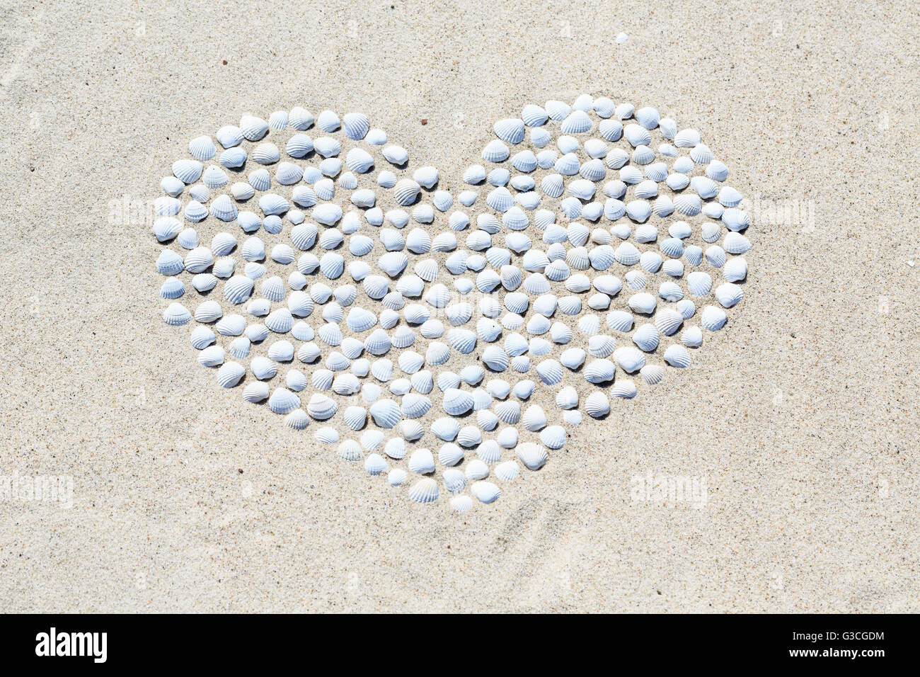 Seashell heart hi-res stock photography and images - Alamy