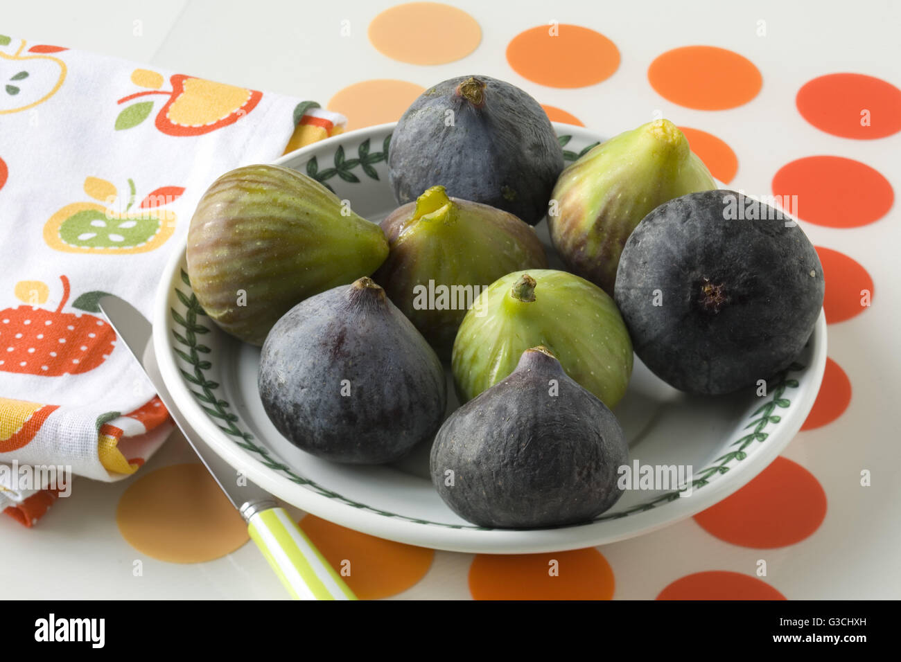 Figs in a bowl Stock Photo - Alamy