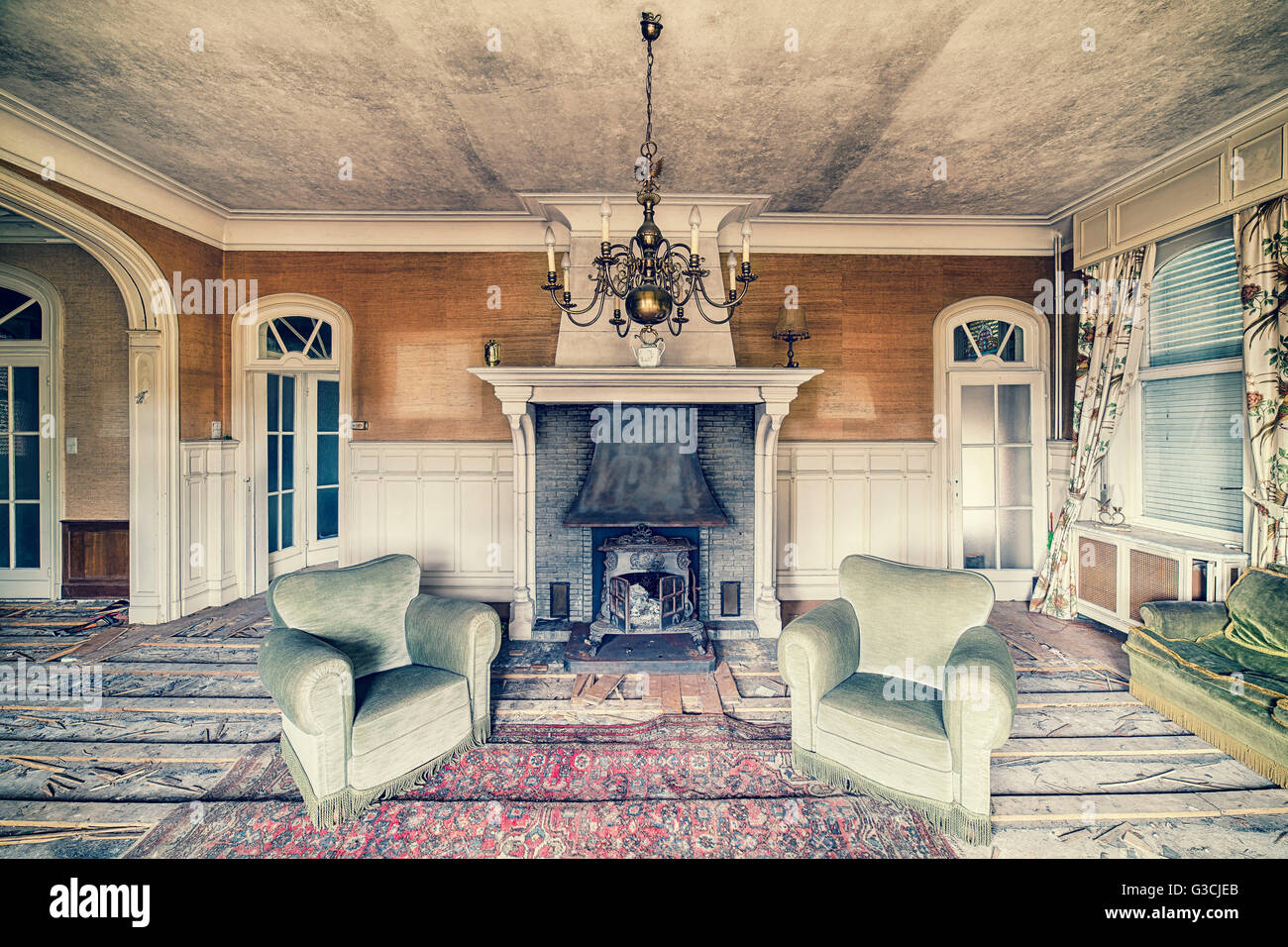 Dilapidated living room hi-res stock photography and images - Alamy
