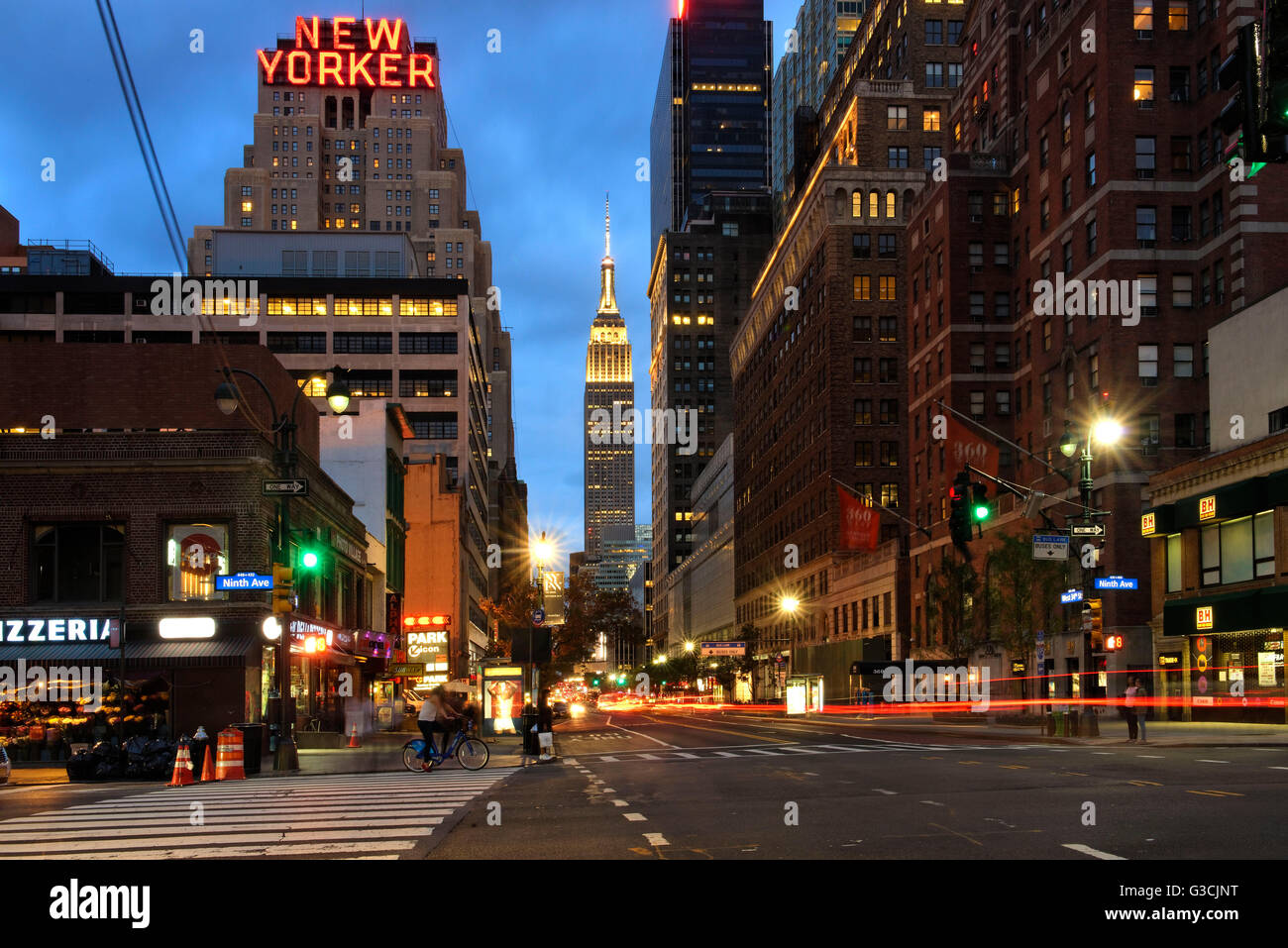 Downtown manhattan street scene hi-res stock photography and images - Alamy