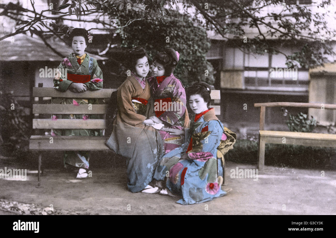 Geisha seated hi-res stock photography and images - Alamy
