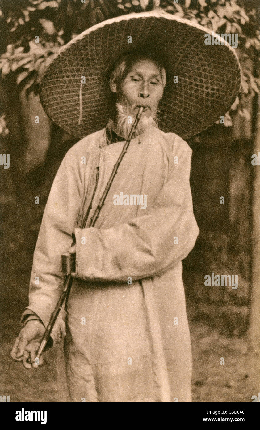 Chinese man smoking long pipe hi-res stock photography and images - Alamy