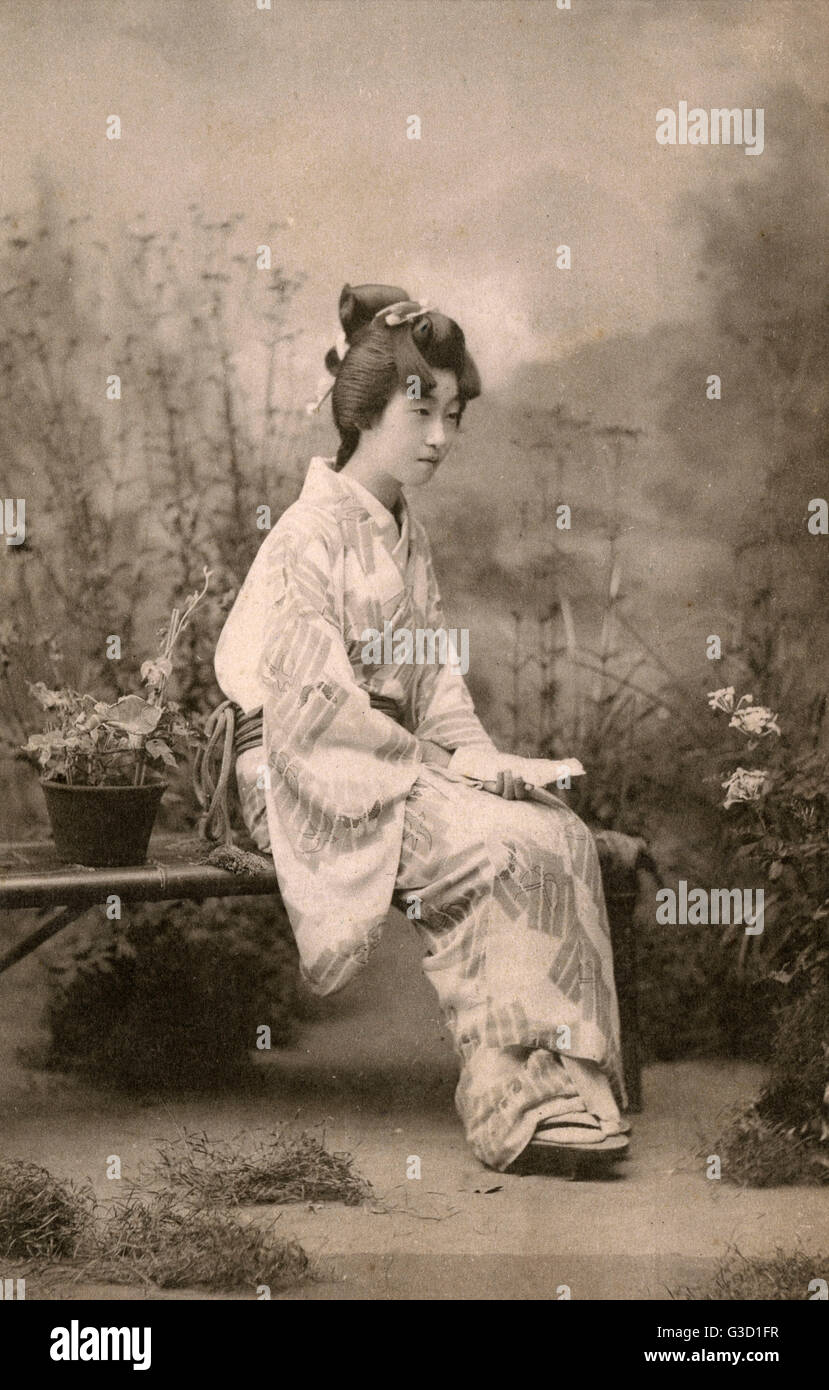 Geisha seated hi-res stock photography and images - Alamy