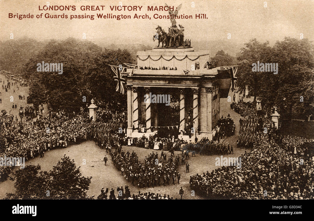 WW1 - The Great Victory March - passing Wellington Arch Stock Photo - Alamy