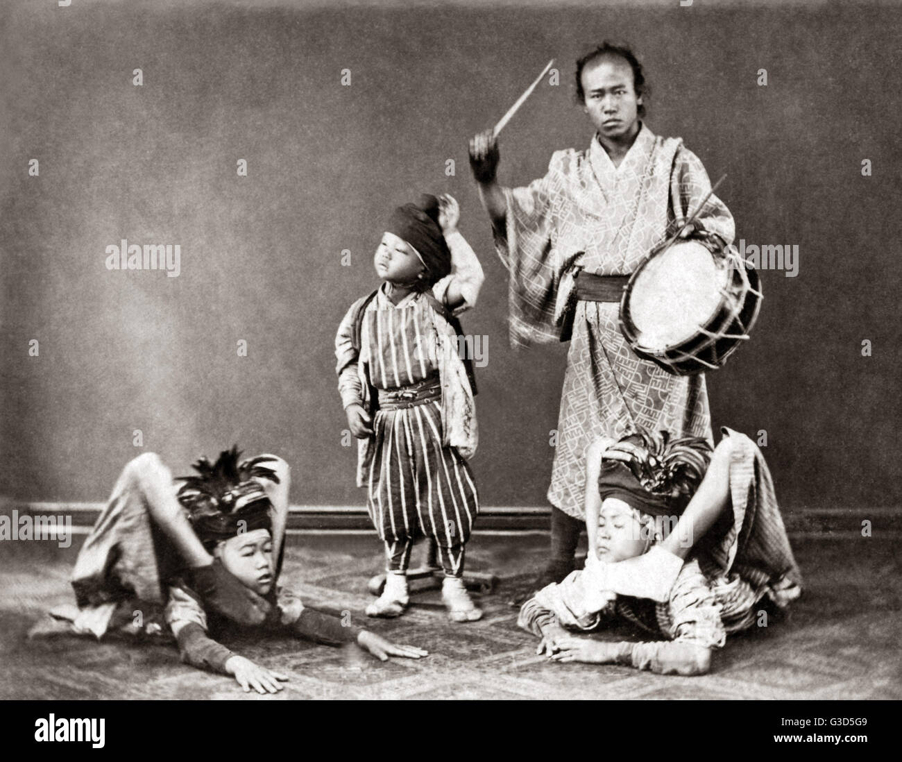 Japanese Acrobats High Resolution Stock Photography and Images - Alamy