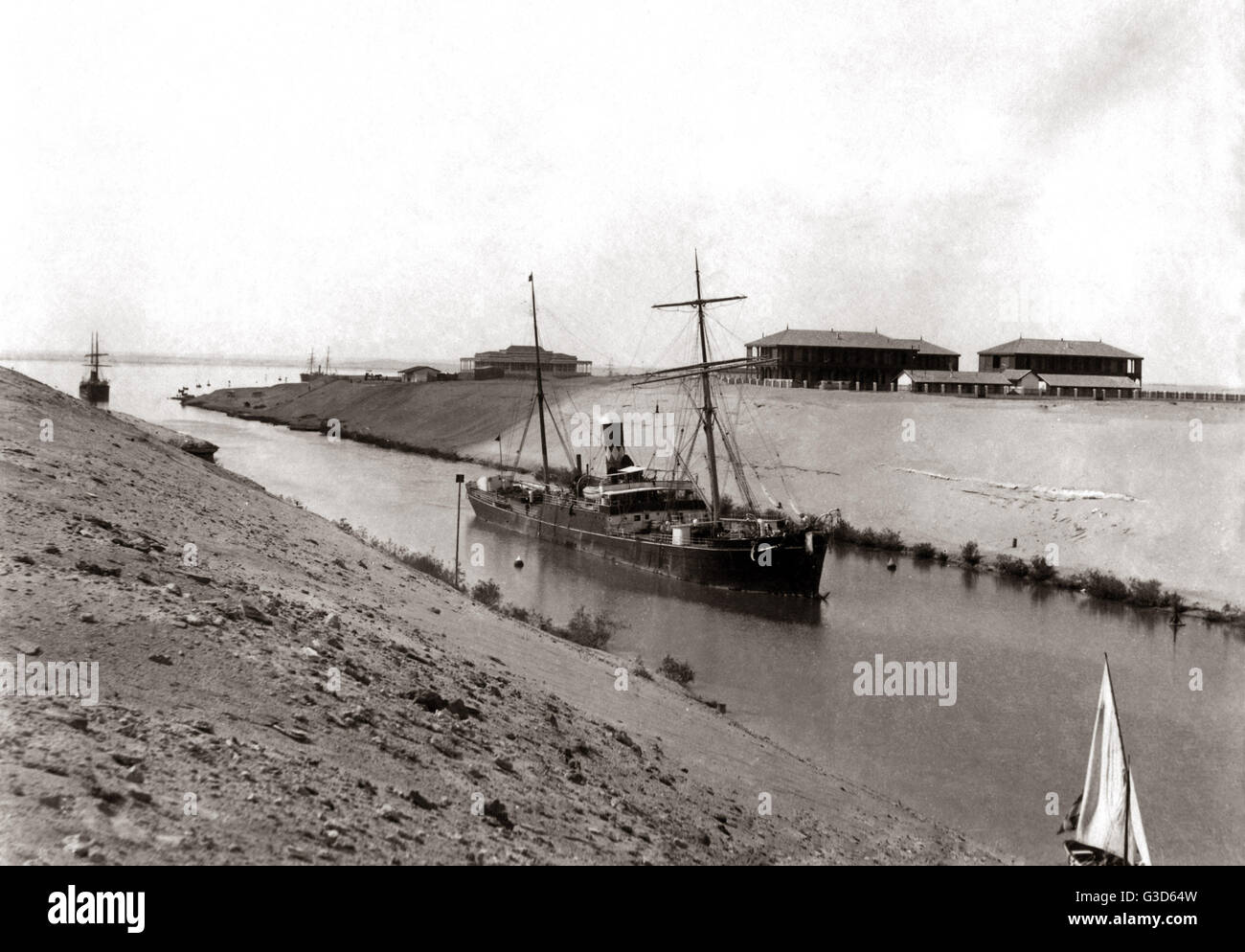 Ship in suez canal hi-res stock photography and images - Alamy