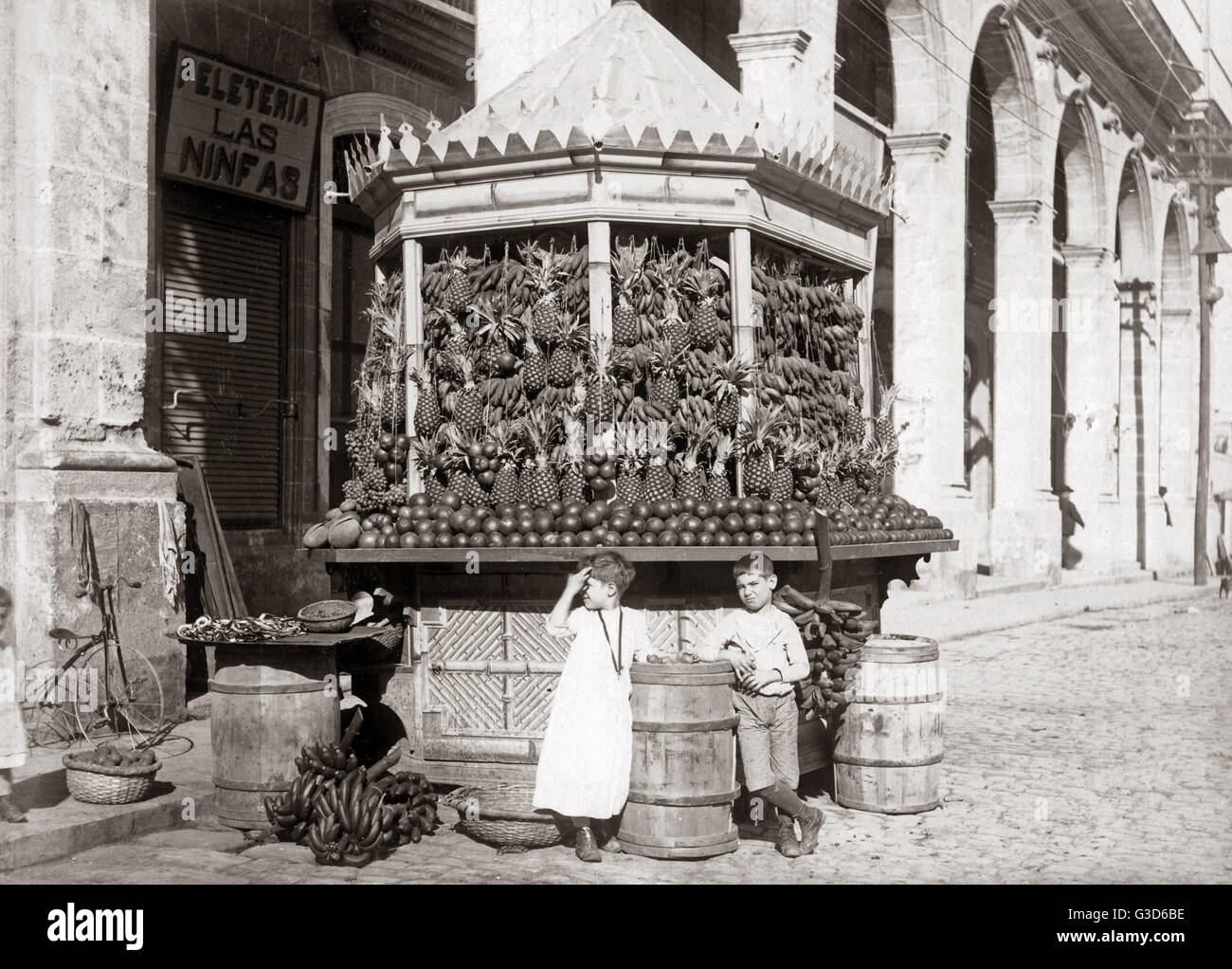 A fruit stand, Havana, Cuba, circa 1900 Stock Photo - Alamy