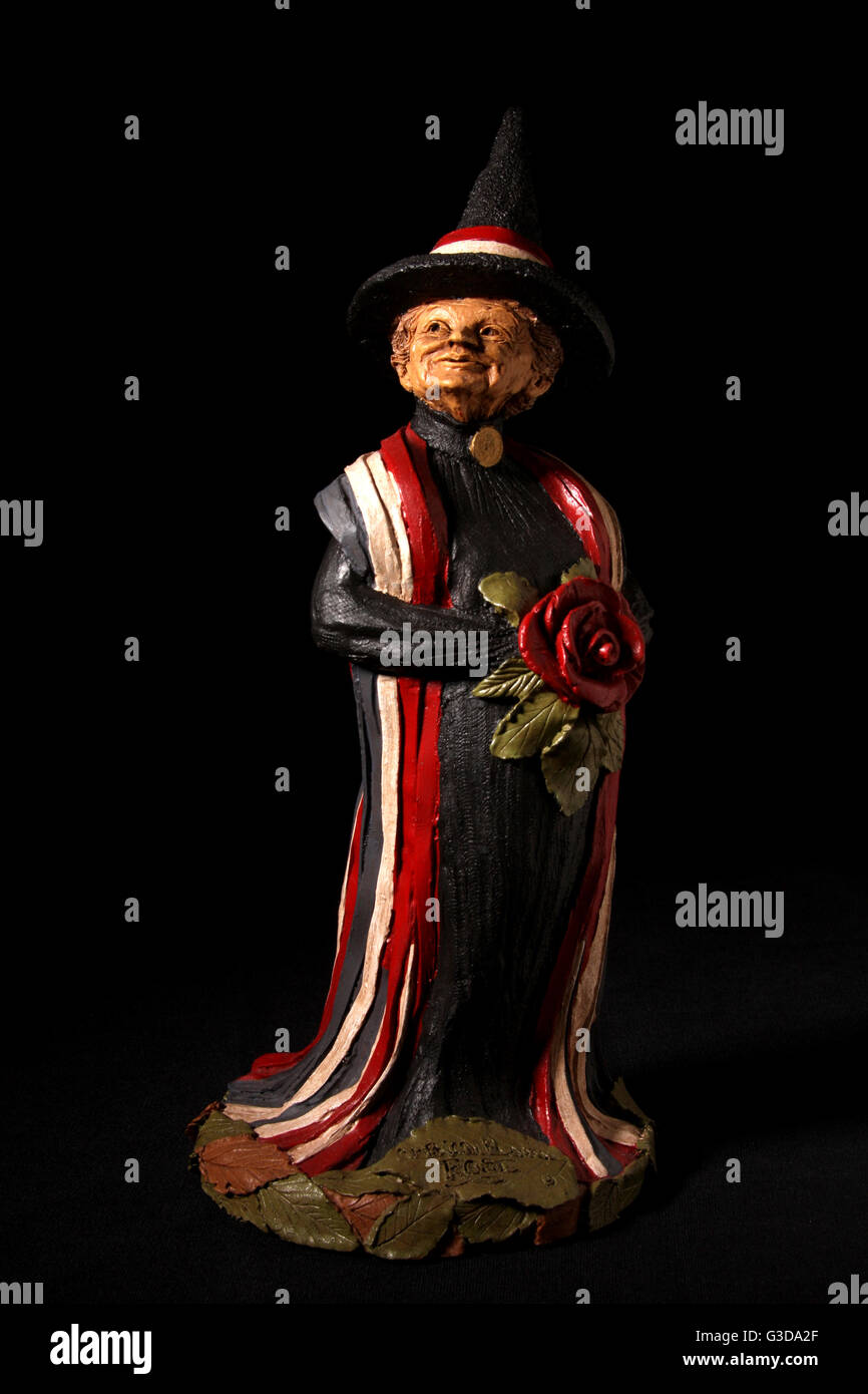 Witch statue hi-res stock photography and images - Alamy