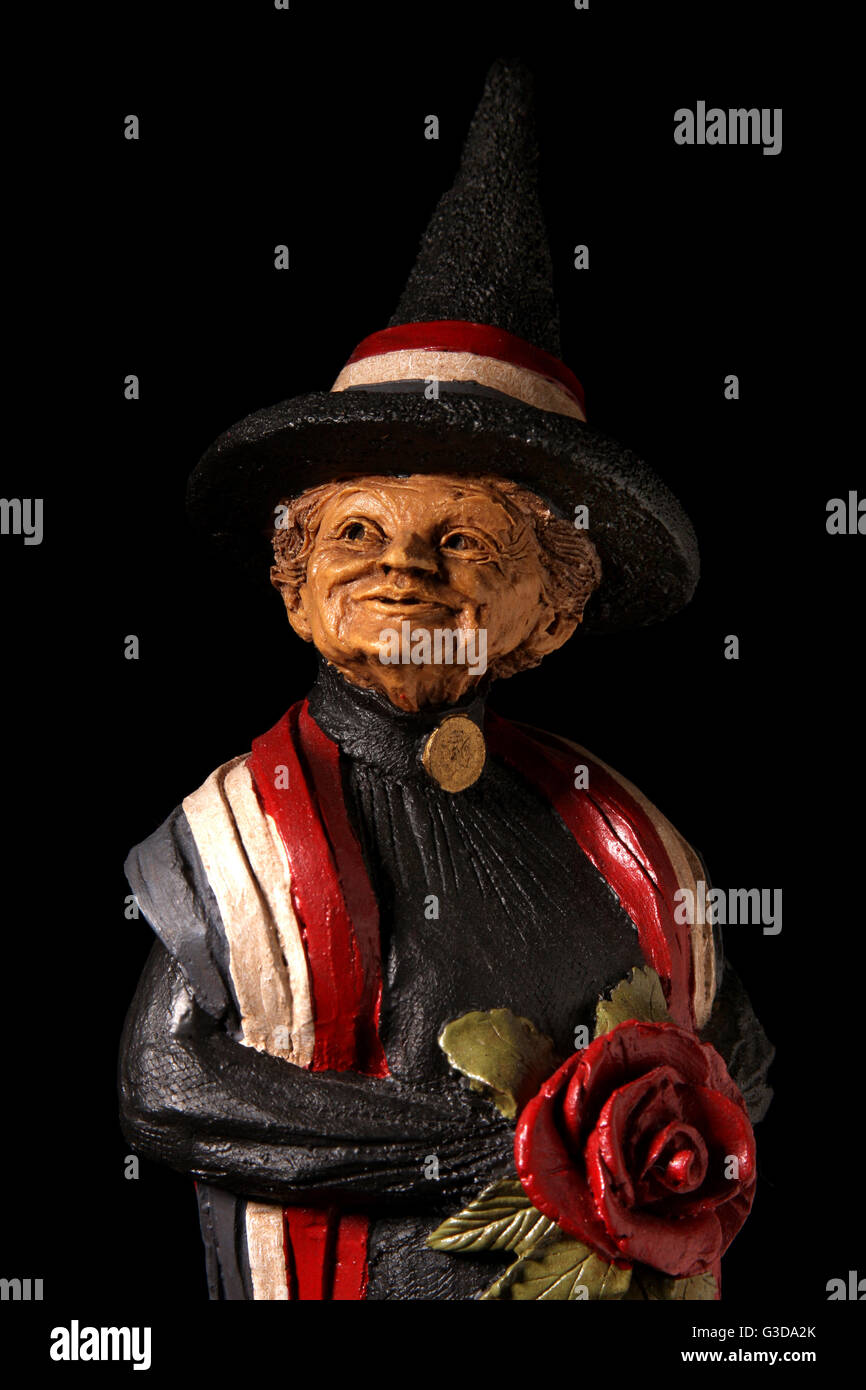 Witch statue hi-res stock photography and images - Alamy