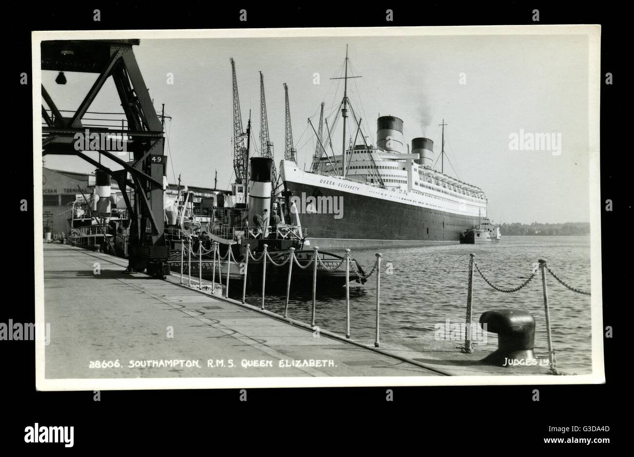 Luxury liner sailing 1940s hi-res stock photography and images - Alamy