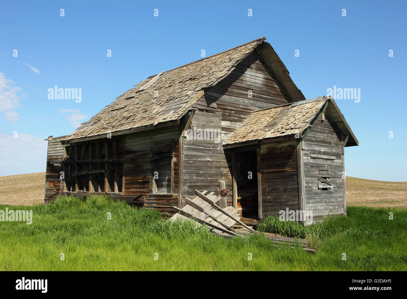 Vernon School, an abandoned one-room schoolhouse in Alberta, Canada ...