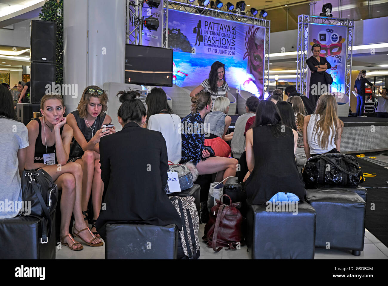 Fashion show back stage hi-res stock photography and images - Alamy