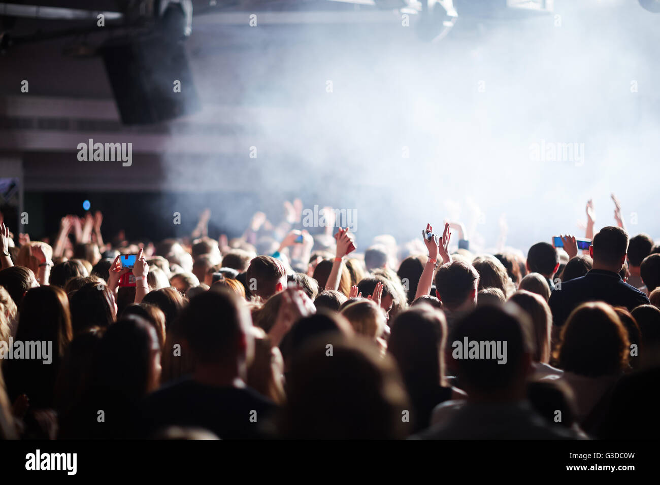 Audience rock concert hi-res stock photography and images - Alamy