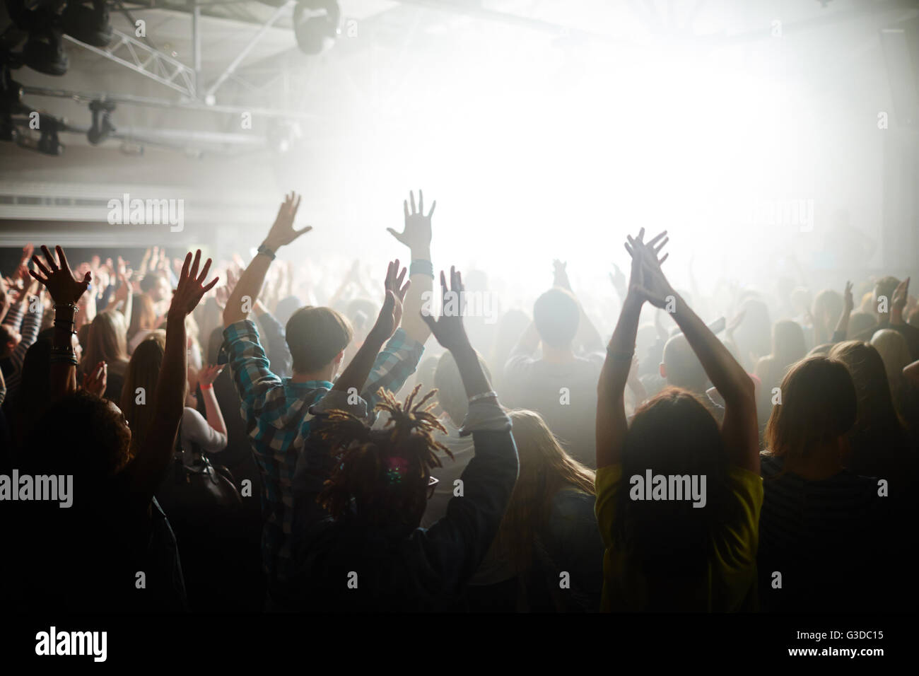Concert crowd hi-res stock photography and images - Alamy