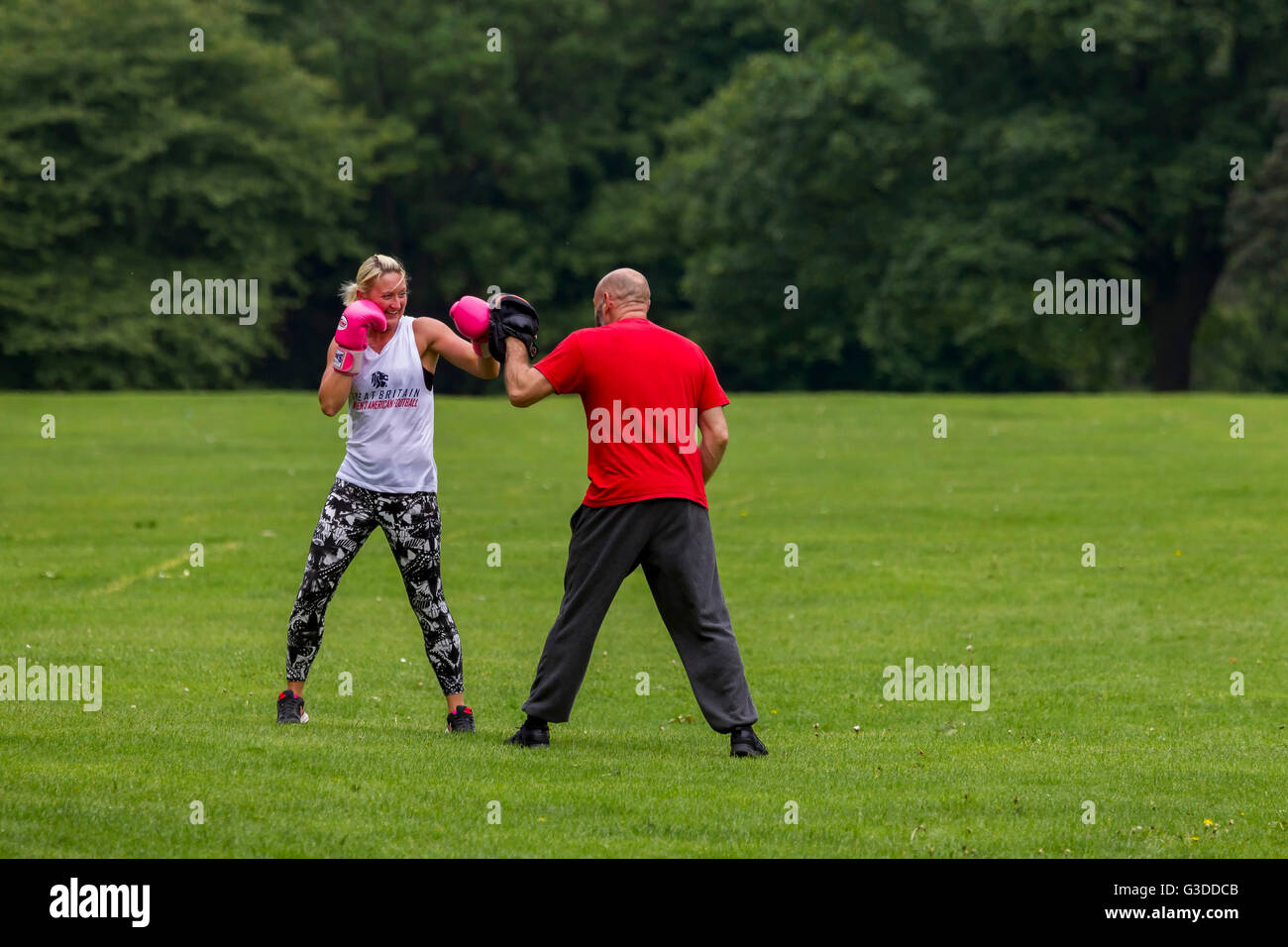Women sparring hi-res stock photography and images - Alamy
