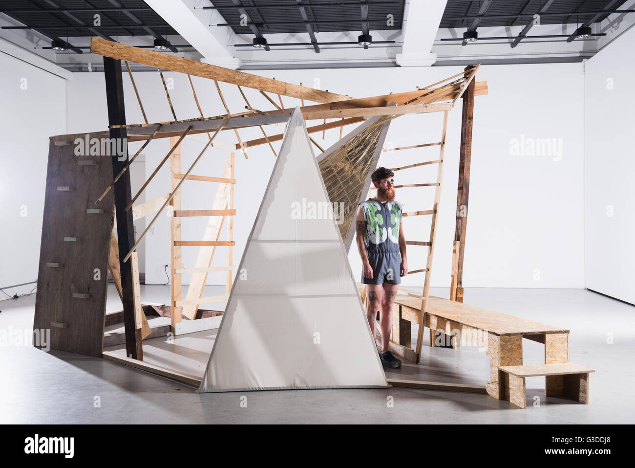 Male model catwalk hi-res stock photography and images - Alamy