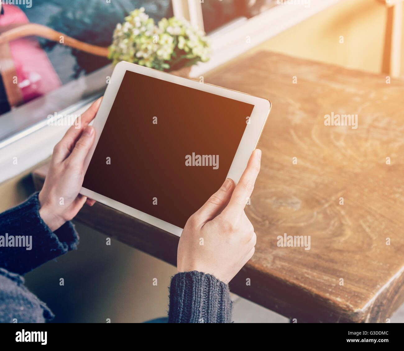 Texting smartphone ipad table hi-res stock photography and images - Alamy
