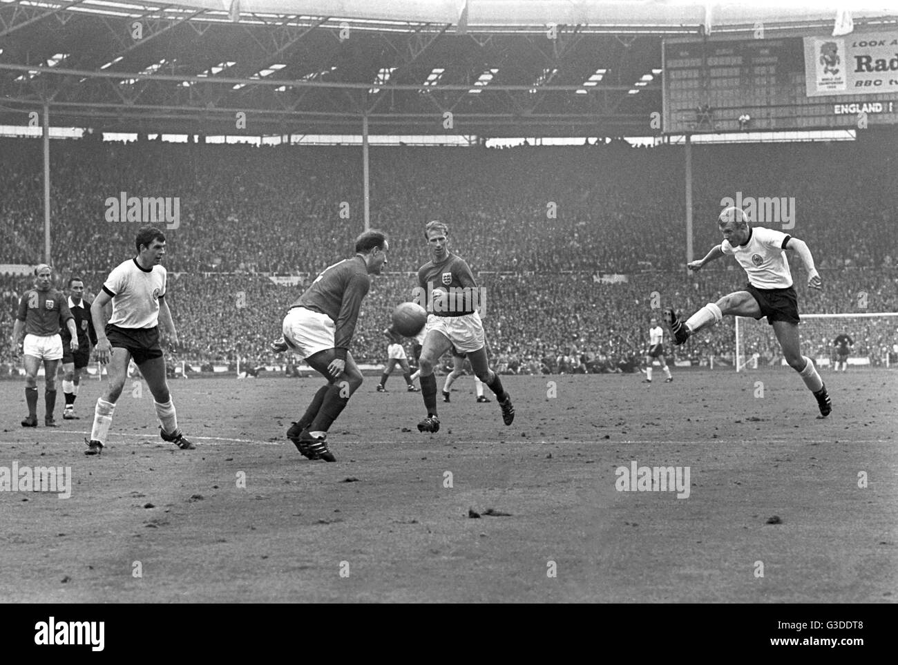 From left to right: Bobby Charlton (ENG), referee Gottfried Dienst ...