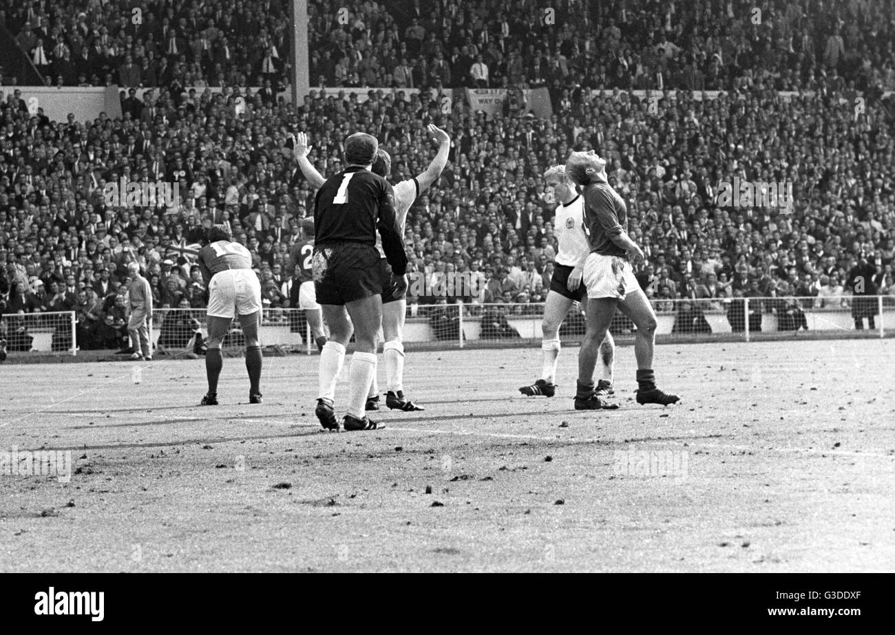 World cup final 1966 linesman hi-res stock photography and images - Alamy