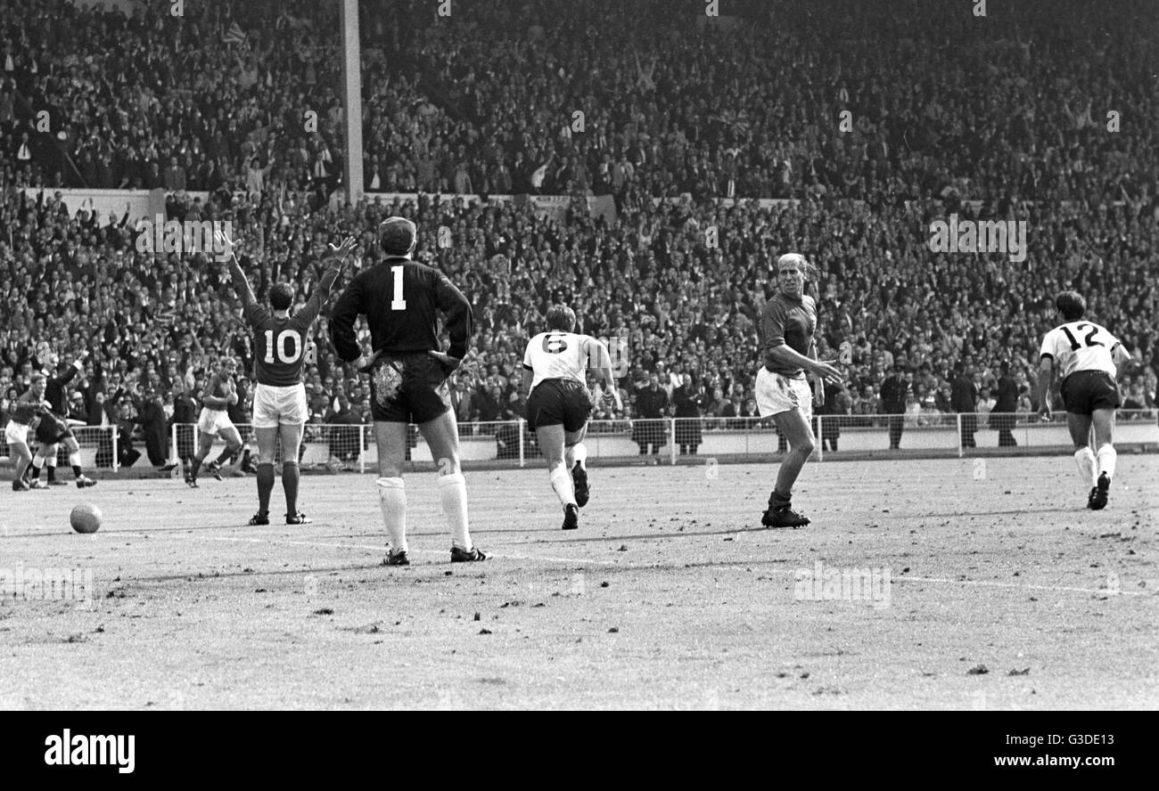 World cup final 1966 linesman hi-res stock photography and images - Alamy