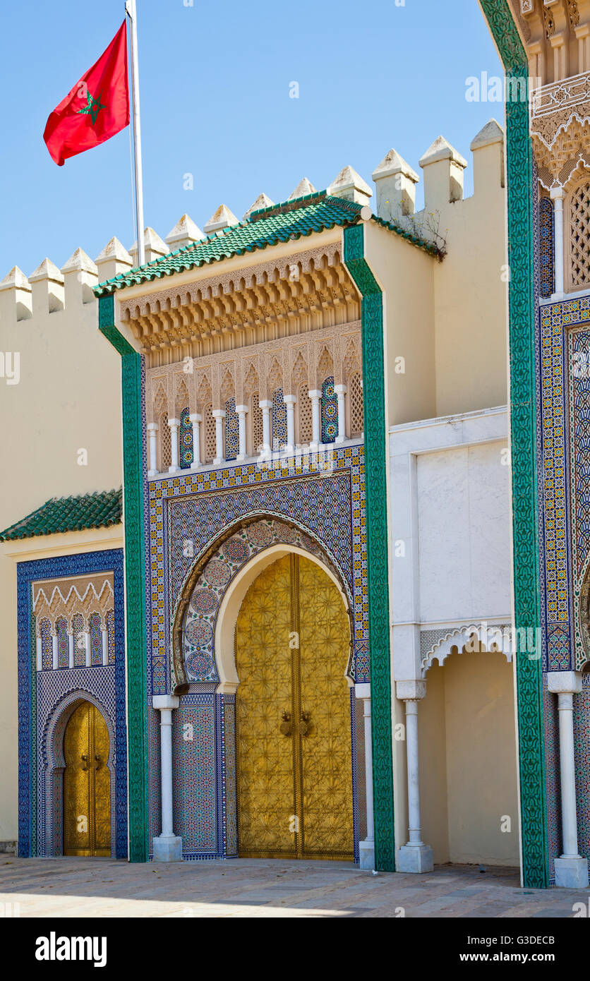 Kings Palace in Fez, Morocco. Gate and the flag Stock Photo - Alamy