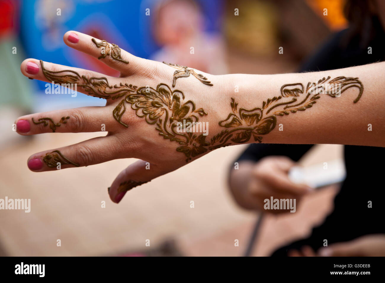 Henna, tradition of decorating hands and legs, body painting in Morocco ...