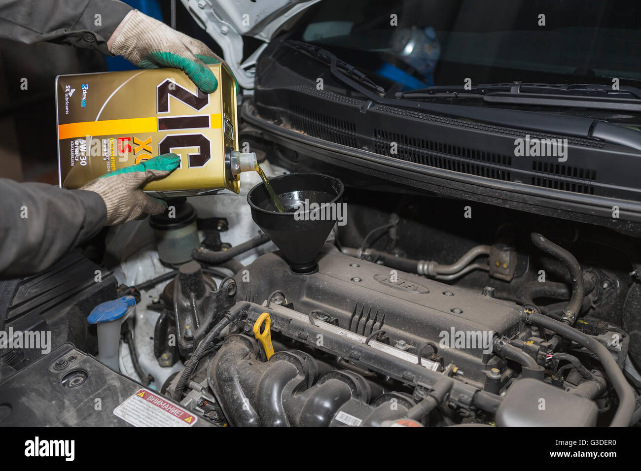 Mechanic checking the oil level in a car engine Stock Photo - Alamy