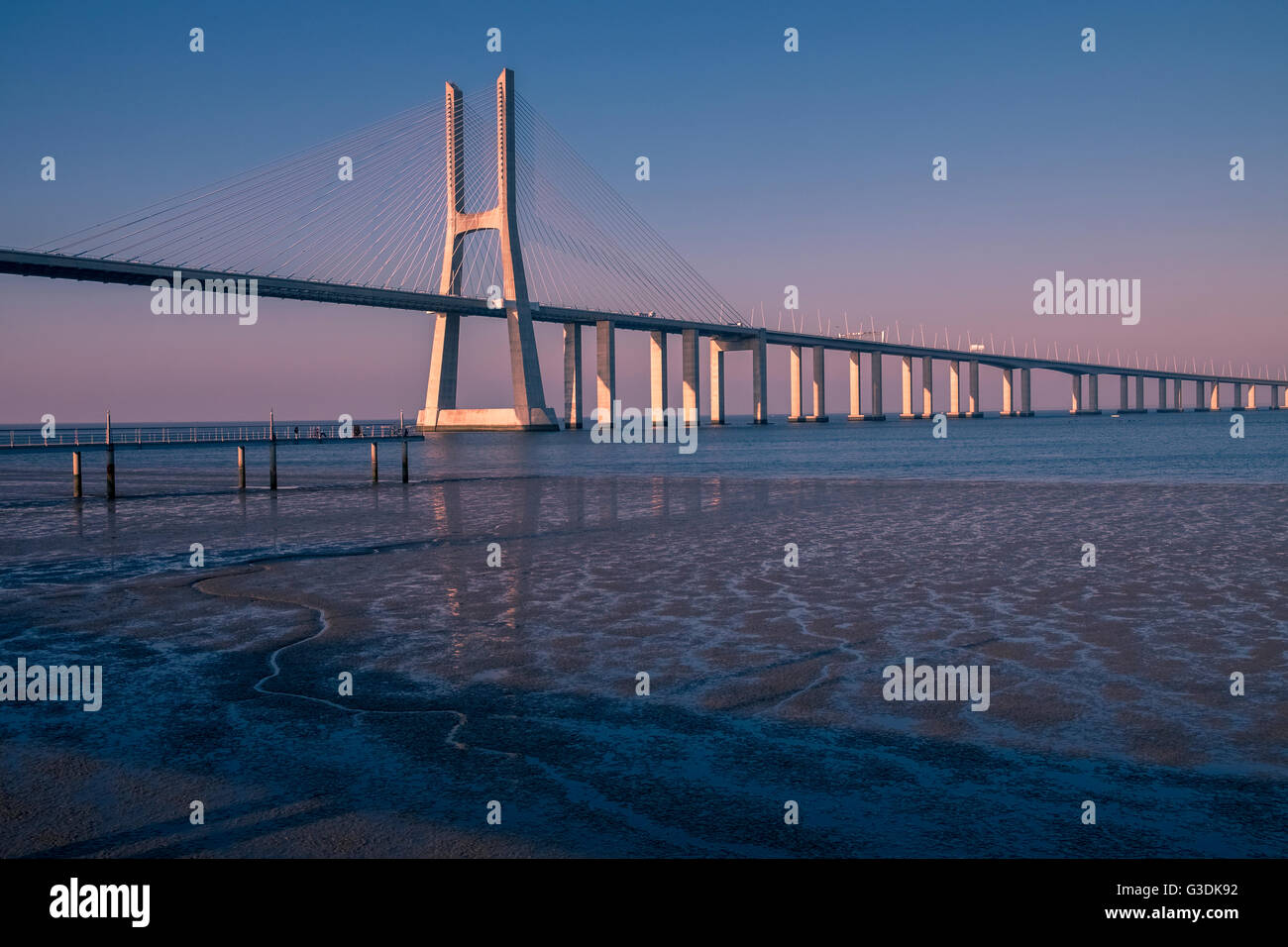 Vasco da gama bridge hi-res stock photography and images - Alamy