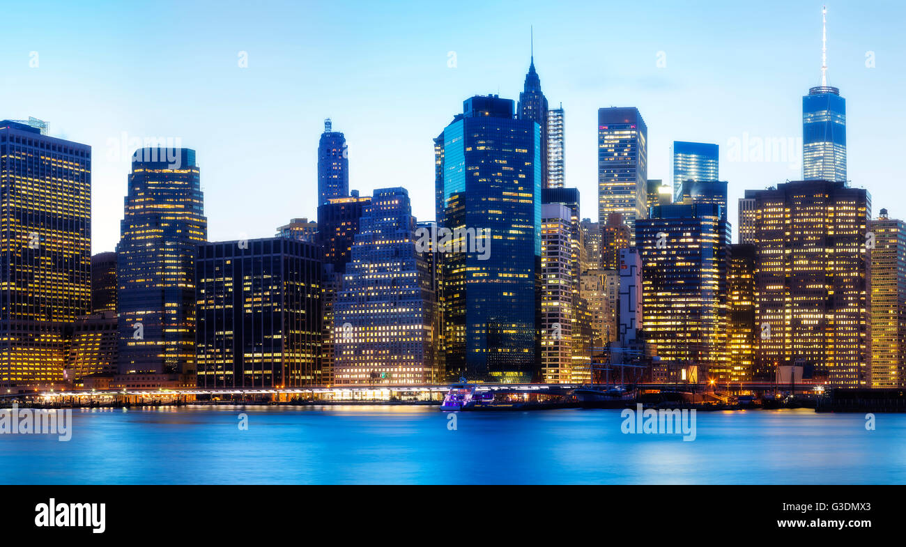 Midtown manhattan skyline at sunset hi-res stock photography and images ...