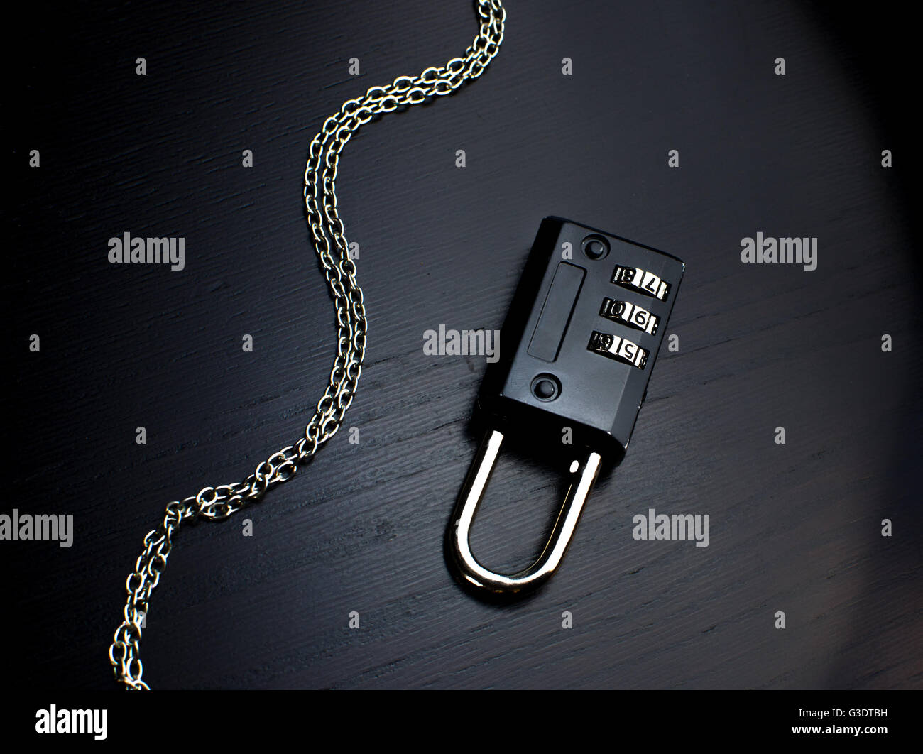 black lock steel chain Stock Photo - Alamy