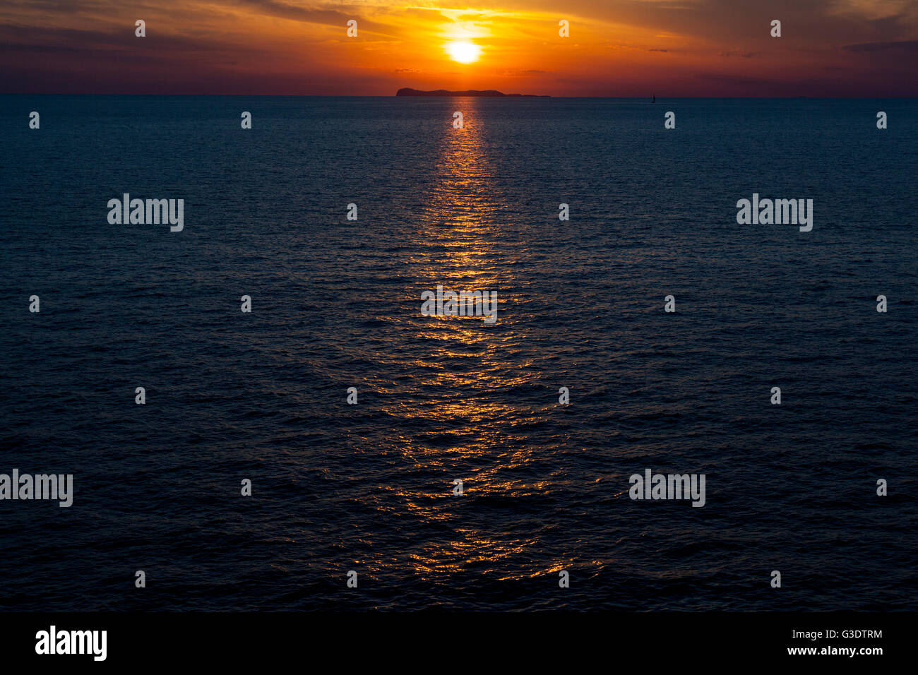Calm ocean water reflecting sunset hi-res stock photography and images ...