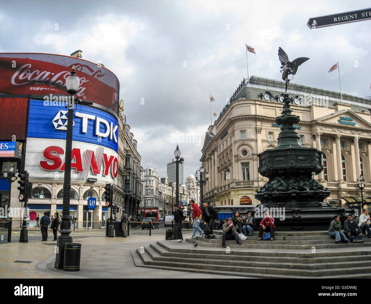 Busy Piccadilly Circus Fountain London, England Stock Photo - Alamy