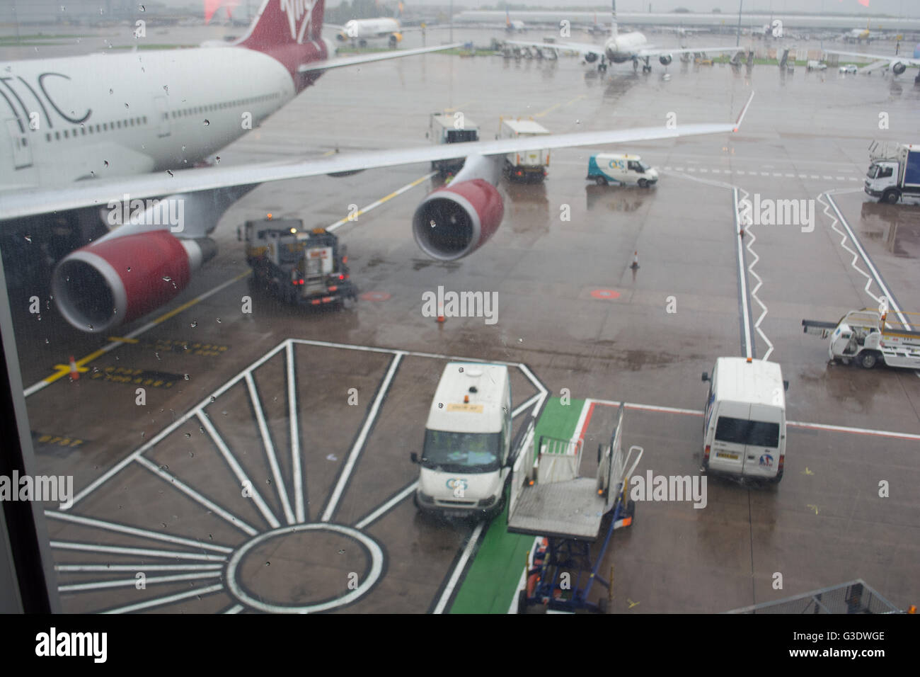 manchester airport runway virgin atlantic boeing 747 passenger plane ...