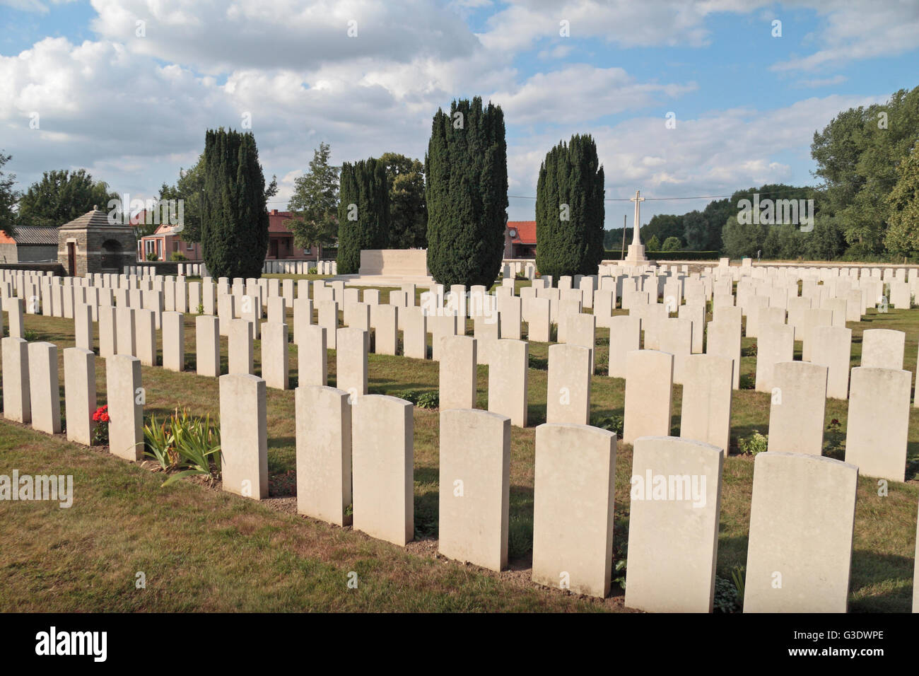 Cross of Sacrifice & headstones in the CWGC Vieille Chapelle New ...